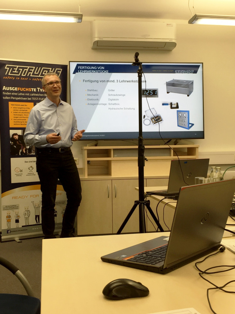 An apprentice information evening of the future at TEST-FUCHS: in the ...